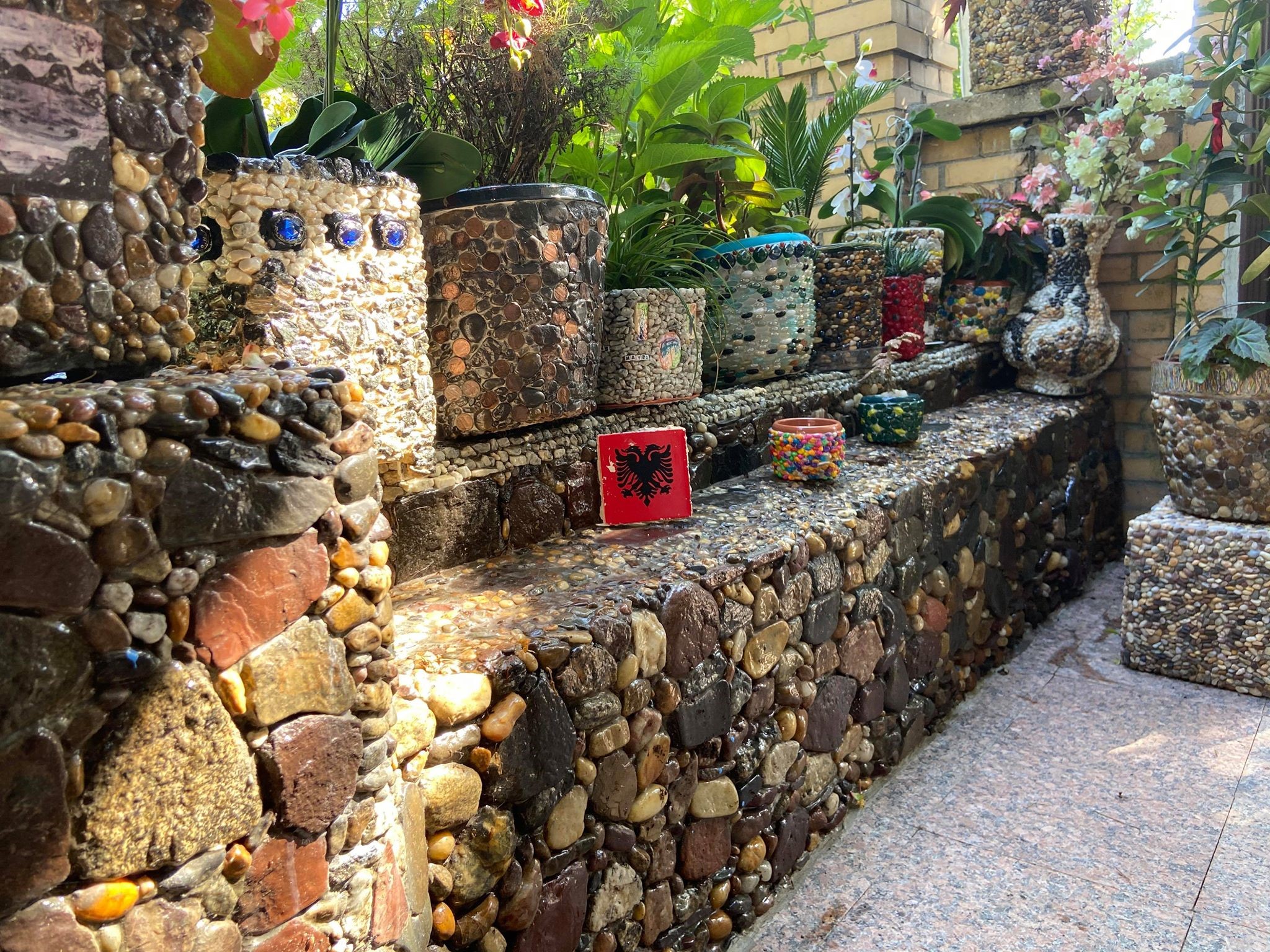 SHTËPIZA ME GURË E ZOGJVE SHTEGTARË NË STATEN ISLAND – Dielli | The Sun