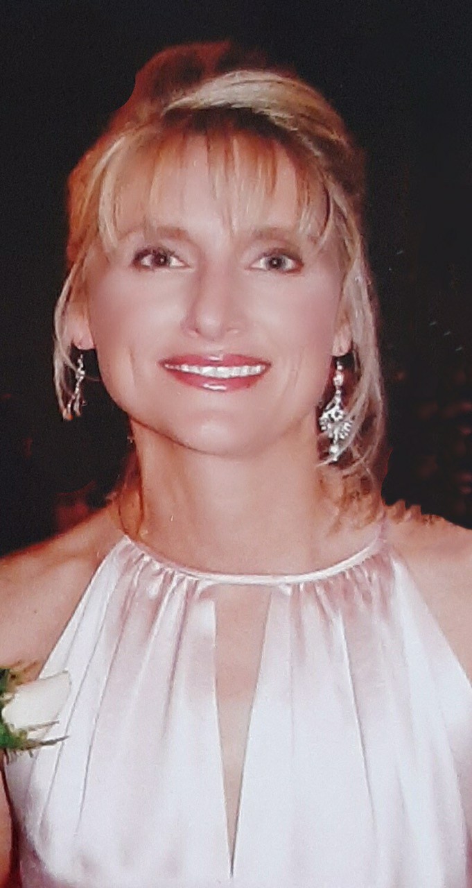 LISA, BASHKËSHORTJA E SIMON QAFËS, SHKOI TË PUSHOJË – Dielli | The Sun