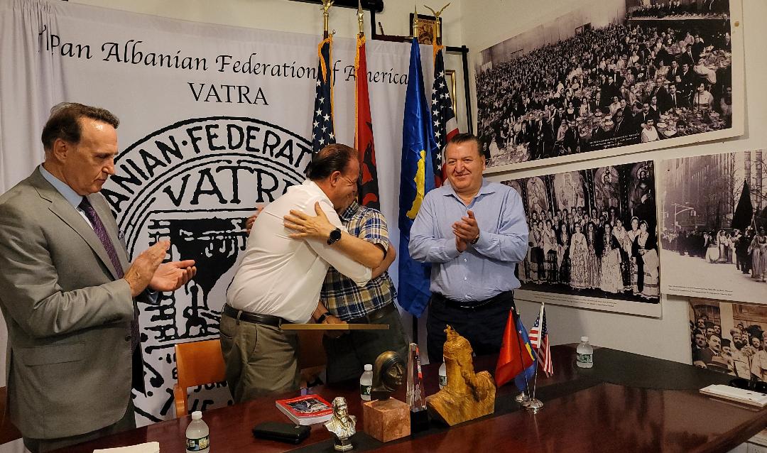 KËSHILLTARI I BASHKISË SË NEW YORK MARK GJONAJ, DEKOROI EDITORIN E ...