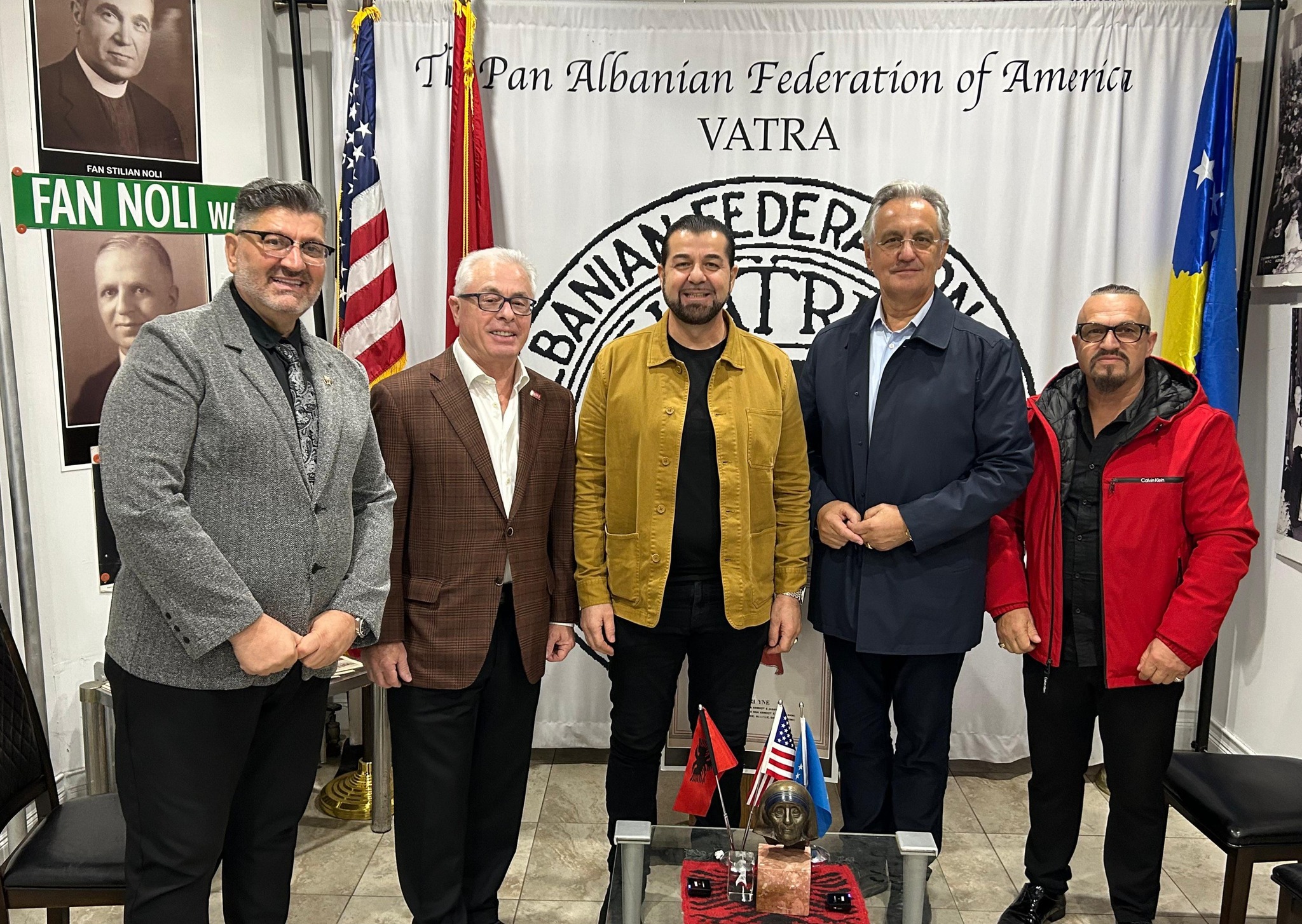 Artisti Flori Lloga dhuroi 2 mijë dollarë për Federatën Vatra – Dielli ...